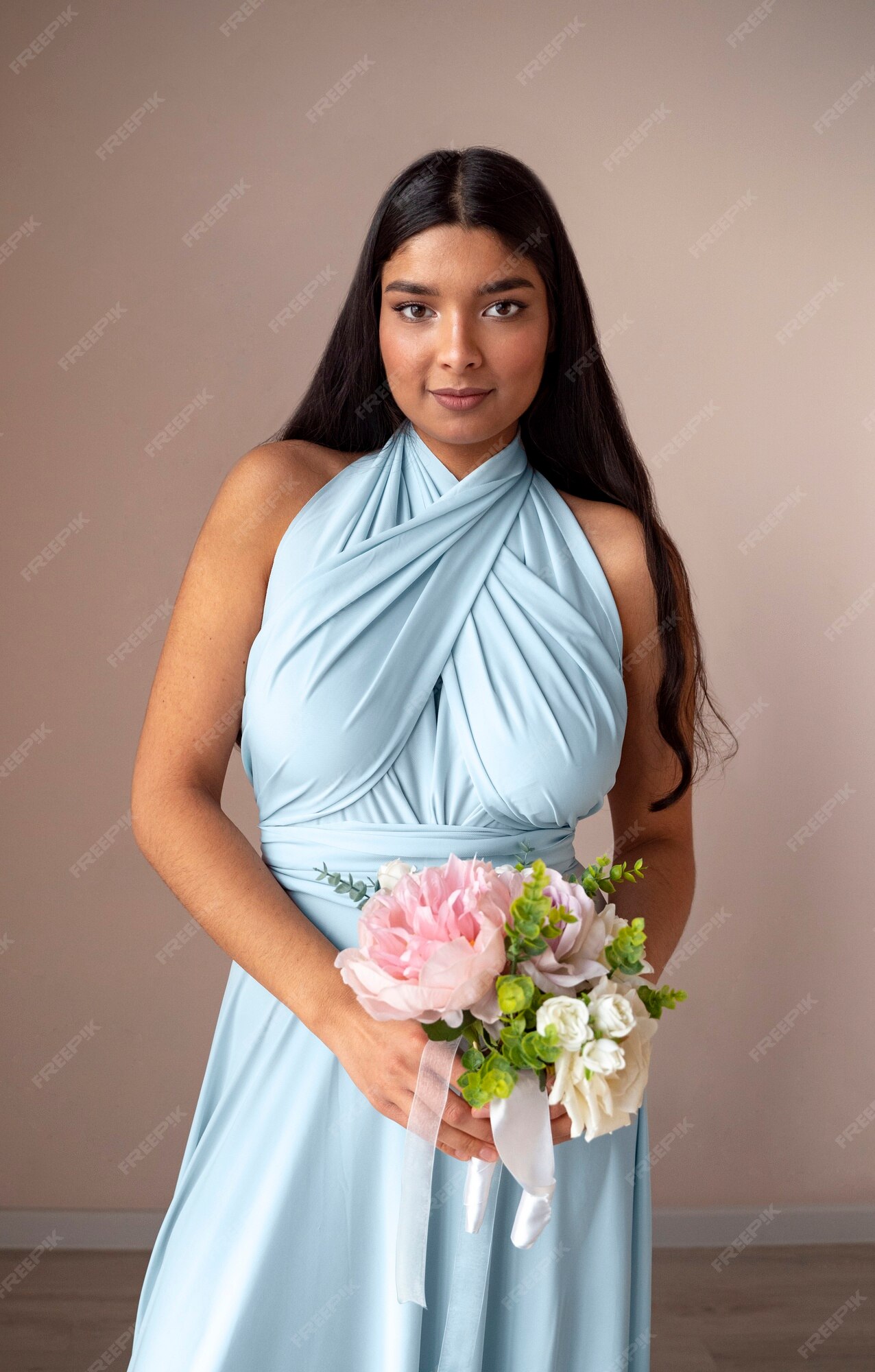 Magnifique Portrait De Demoiselle Dhonneur Avec Boquete De Fleurs