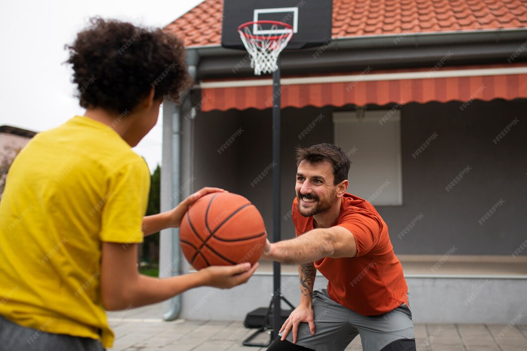 Père Et Fils Jouant Au Basket Ensemble Dans Le Jardin Photo Gratuite
