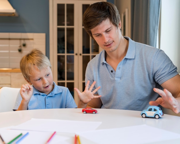 Père Jouant Avec Son Adorable Fils Photo Gratuite