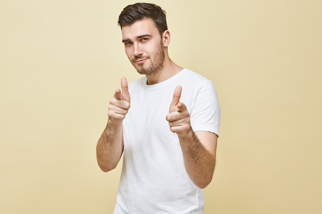 Plan horizontal d'un beau jeune homme charismatique aux cheveux noirs ... Plan horizontal d'un beau jeune homme charismatique aux cheveux noirs ...