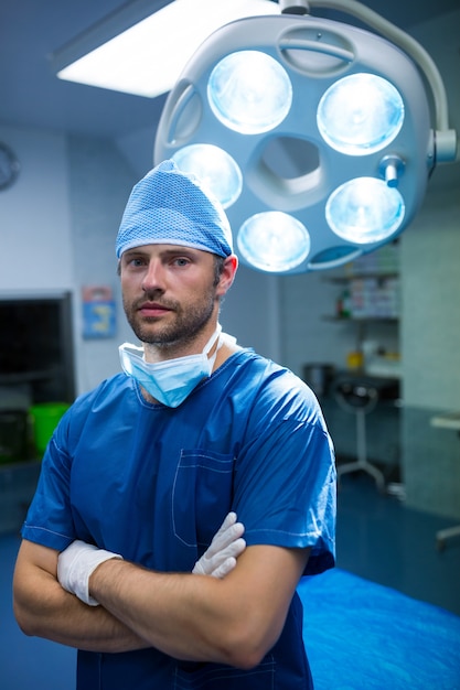 Portrait Du Chirurgien Dans La Salle D'opération | Photo Gratuite Portrait Du Chirurgien Dans La Salle D'opération | Photo Gratuite