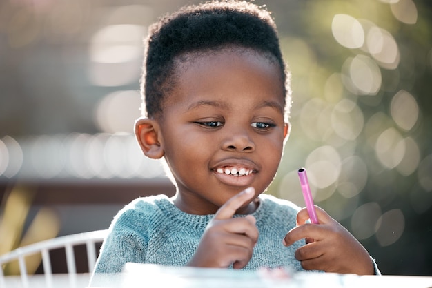 Apprendre peut être amusant. Plan d'un jeune garçon s'amusant à écrire ... Apprendre peut être amusant. Plan d'un jeune garçon s'amusant à écrire ...