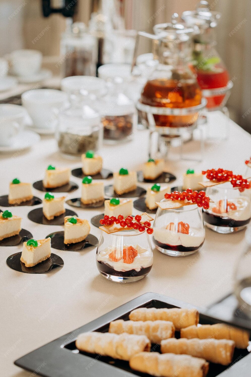 Buffet De Desserts Avec Une Délicieuse Pâtisserie Sucrée Et Une ... Buffet De Desserts Avec Une Délicieuse Pâtisserie Sucrée Et Une ...