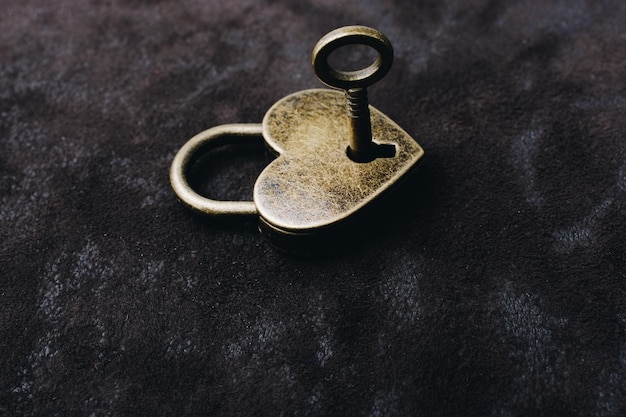 Cadenas en forme de coeur comme symbole de l'amour | Photo Premium Cadenas en forme de coeur comme symbole de l'amour | Photo Premium