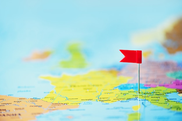 Drapeau rouge, punaise, punaise, épinglé sur la carte de l'europe ... Drapeau rouge, punaise, punaise, épinglé sur la carte de l'europe ...
