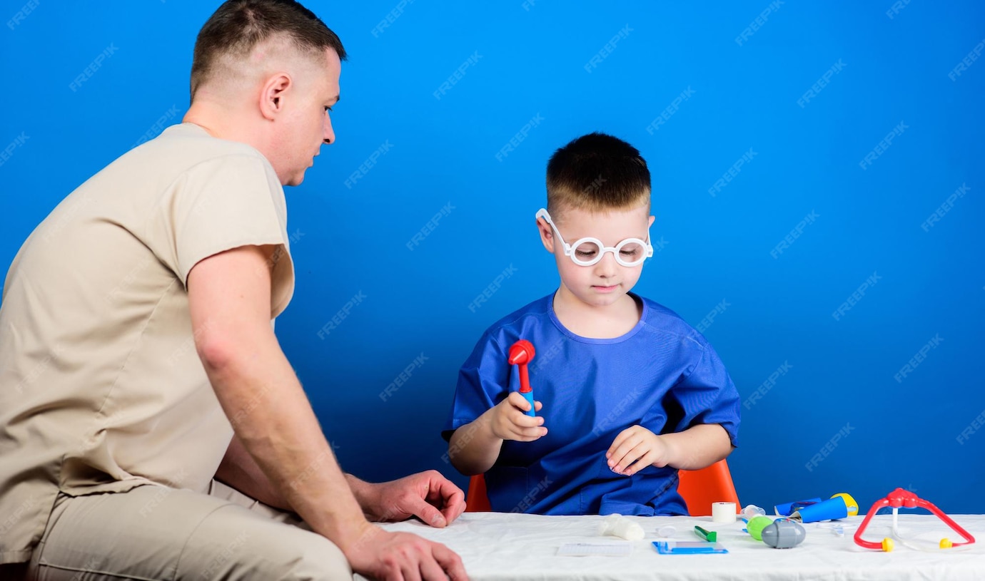 Examen Médical Garçon Enfant Mignon Et Son Père Médecin Employé De Lhôpital Soins De Santé