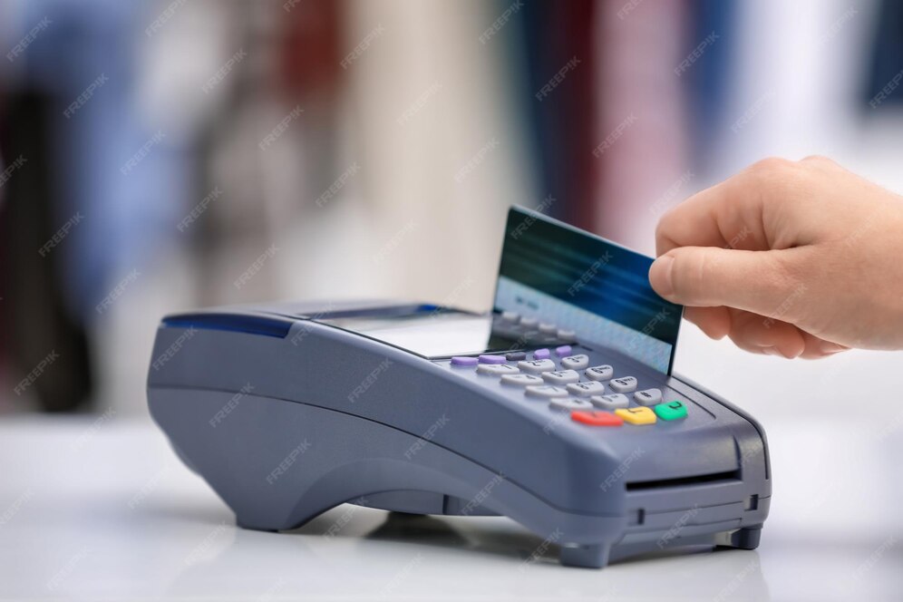Femme Utilisant Un Terminal Bancaire Pour Le Paiement Par Carte De ... Femme Utilisant Un Terminal Bancaire Pour Le Paiement Par Carte De ...