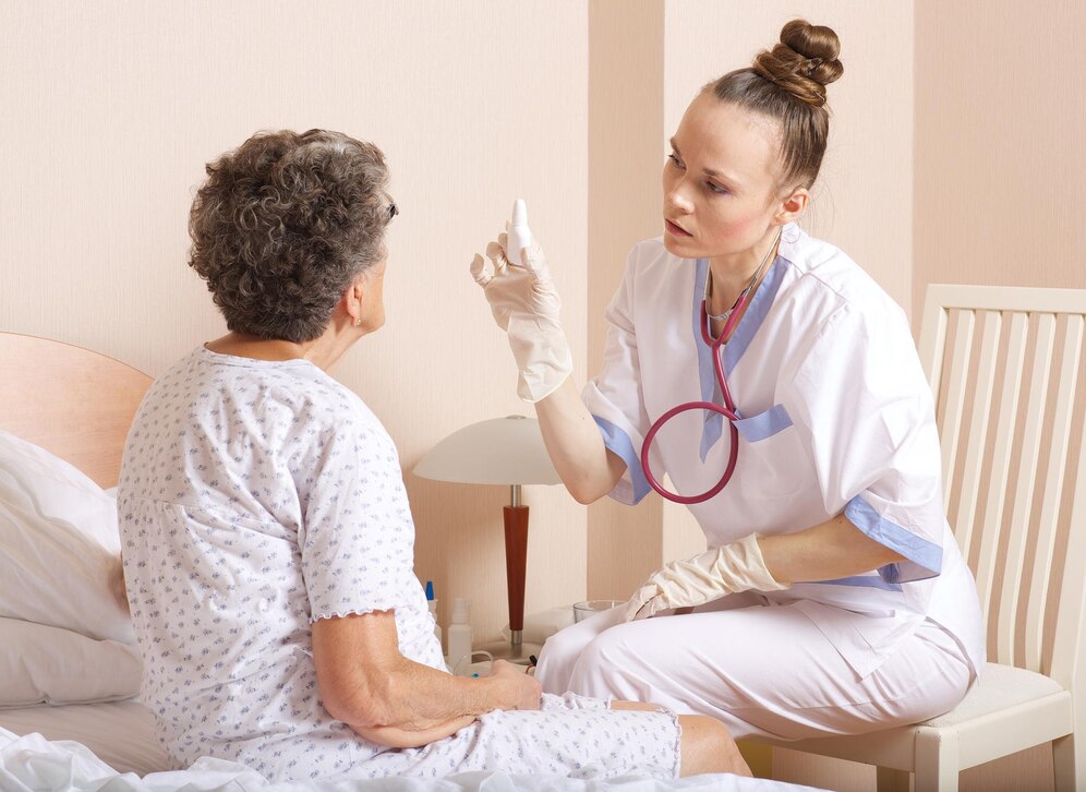 Un Gériatre Rend Visite à Une Femme âgée Entre 70 Et 80 Ans Dans Son ... Un Gériatre Rend Visite à Une Femme âgée Entre 70 Et 80 Ans Dans Son ...