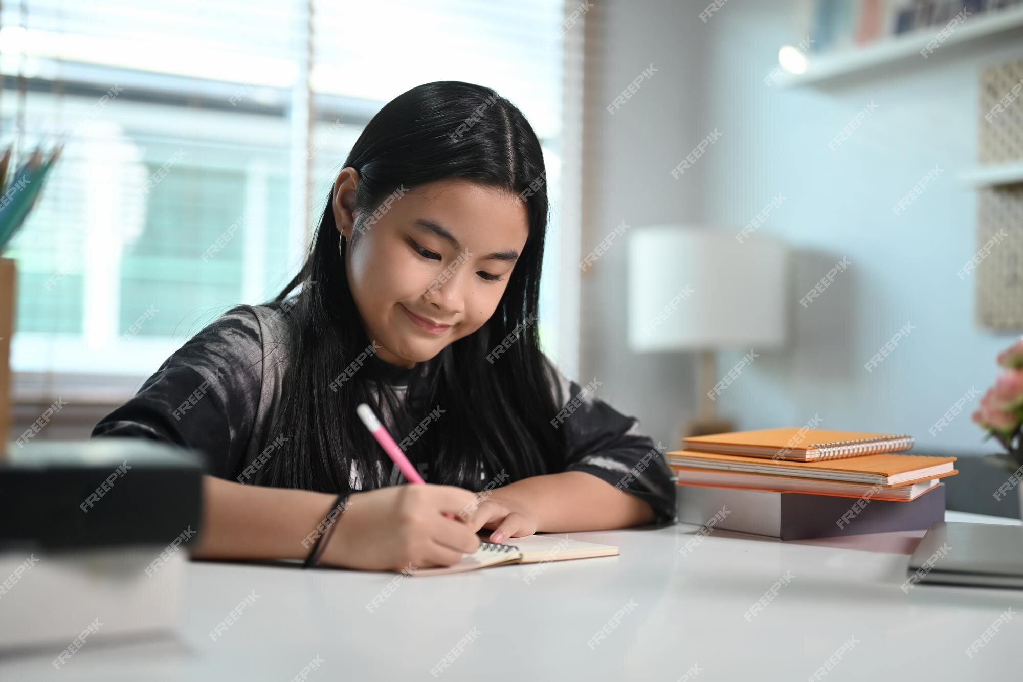 Heureux élève Du Primaire à Faire Ses Devoirs Dans Le Salon Photo Premium