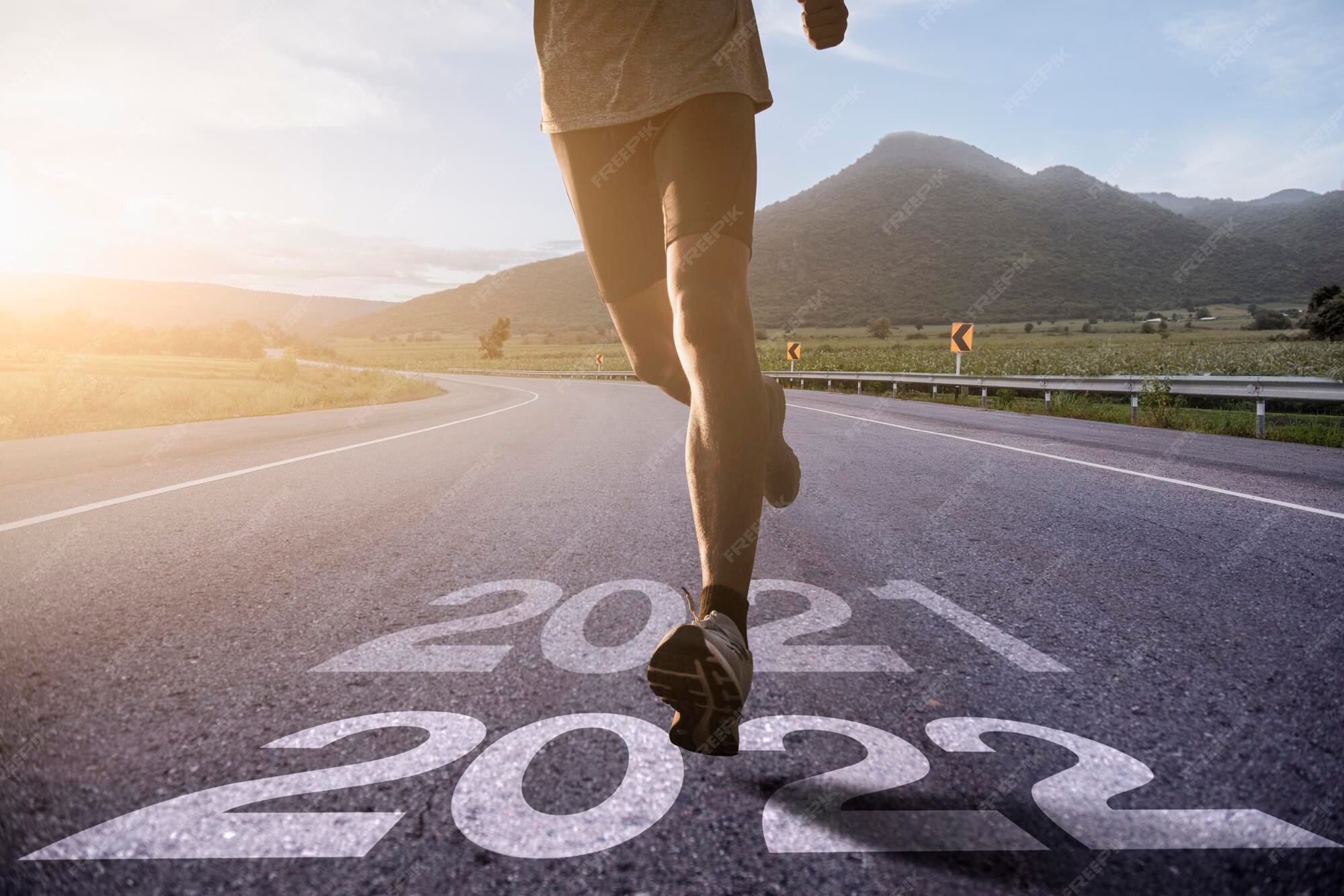 Les Jambes Du Coureur Courant Sur La Route Numérotée 2022, Début Et ... Les Jambes Du Coureur Courant Sur La Route Numérotée 2022, Début Et ...