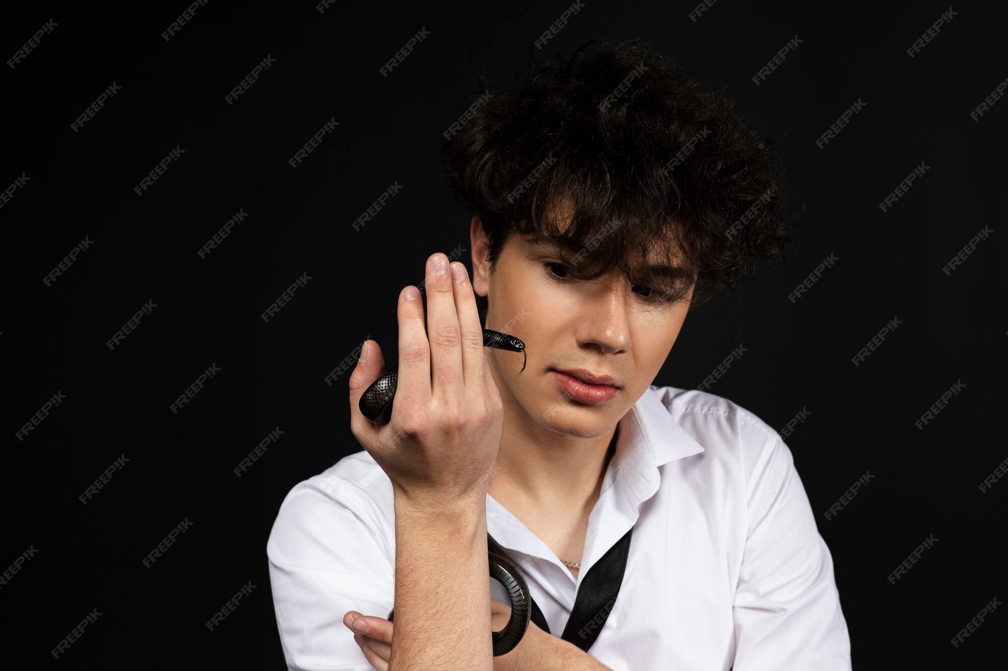 Jeune Bel Homme En Chemise Blanche Avec Un Serpent Noir Rampant Sur Son Bras Ou Sa Main Isolé