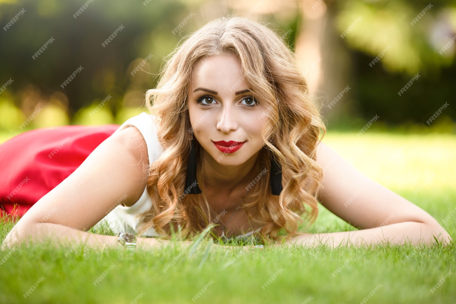Jolie Femme Allongée Sur Lherbe Dans Le Parc Photo Premium