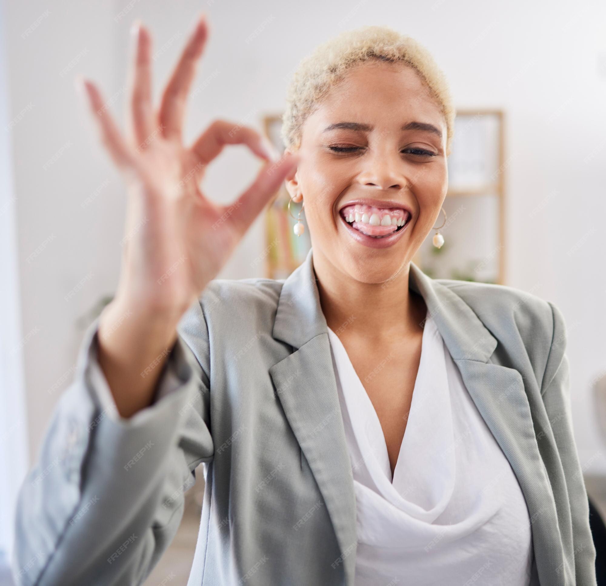 Langue de portrait et emoji avec une femme d'affaires noire faisant un ... Langue de portrait et emoji avec une femme d'affaires noire faisant un ...