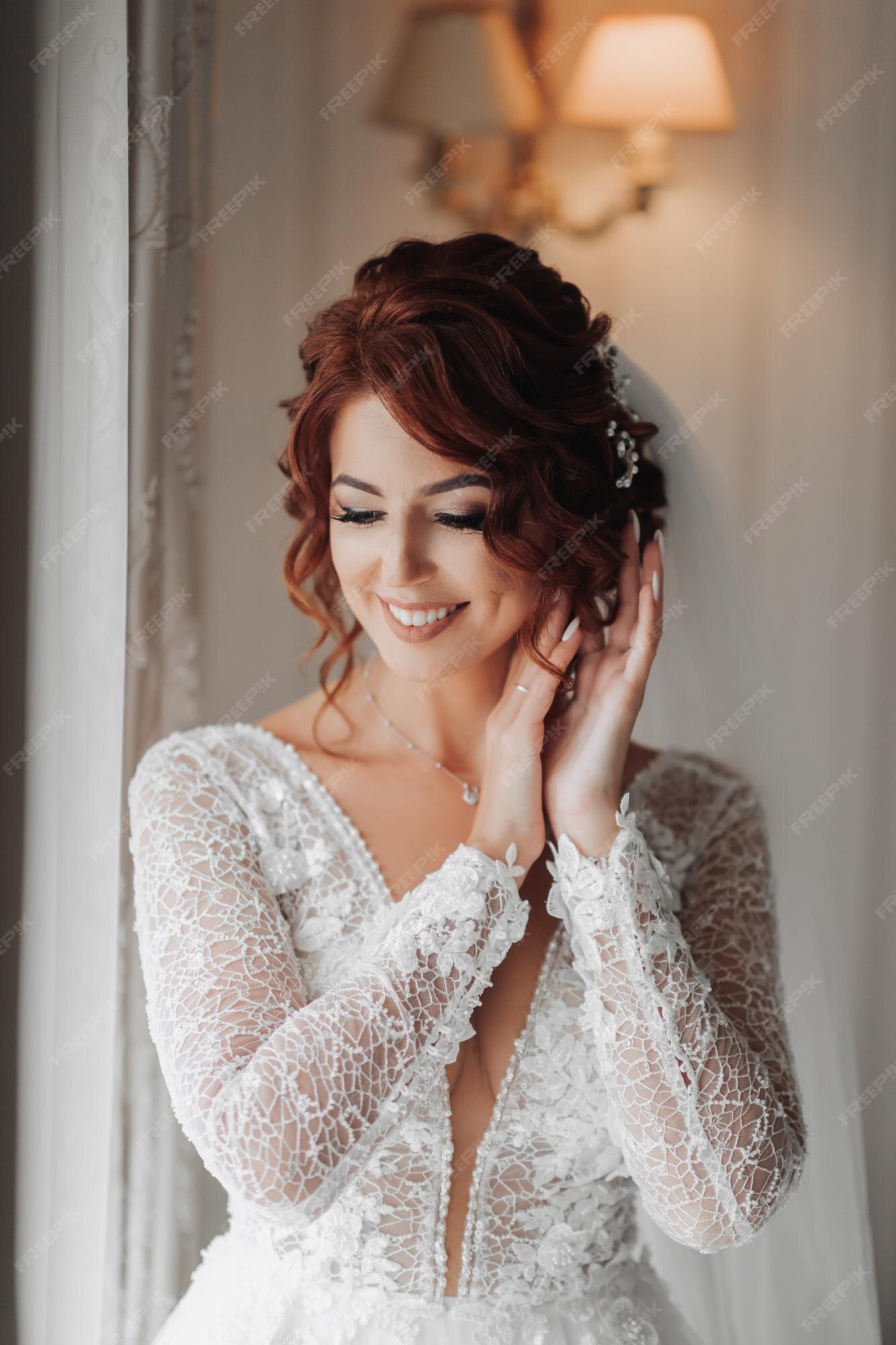 Mariée Rousse Dans Un Beau Modèle De Robe Posant Portrait Photo Robe Nette Mariage Bouquet De