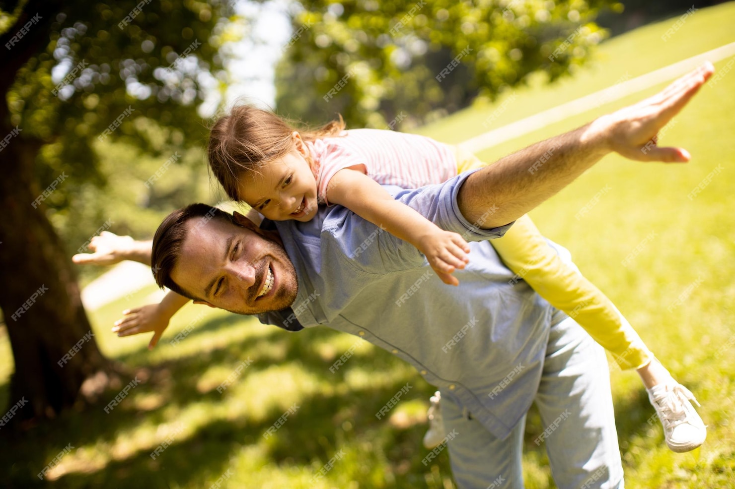Père Avec Sa Fille Samusant Au Parc Photo Premium