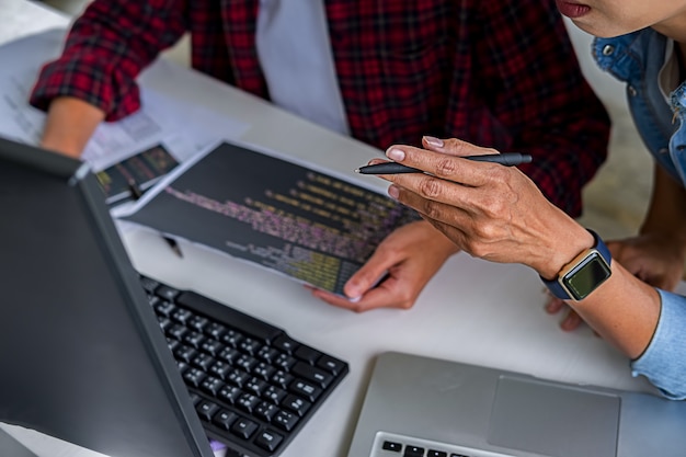 Programmeur travaillant dans un développement de logiciel et des ... Programmeur travaillant dans un développement de logiciel et des ...