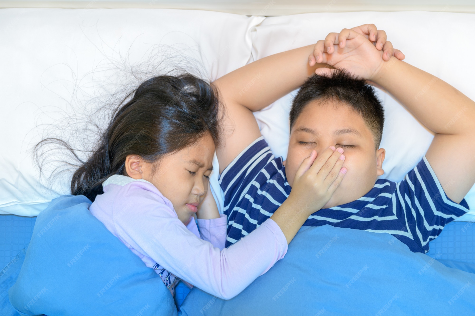 Ronflement Ennuyeux Sœur A Couvert La Bouche De Son Frère Photo Premium
