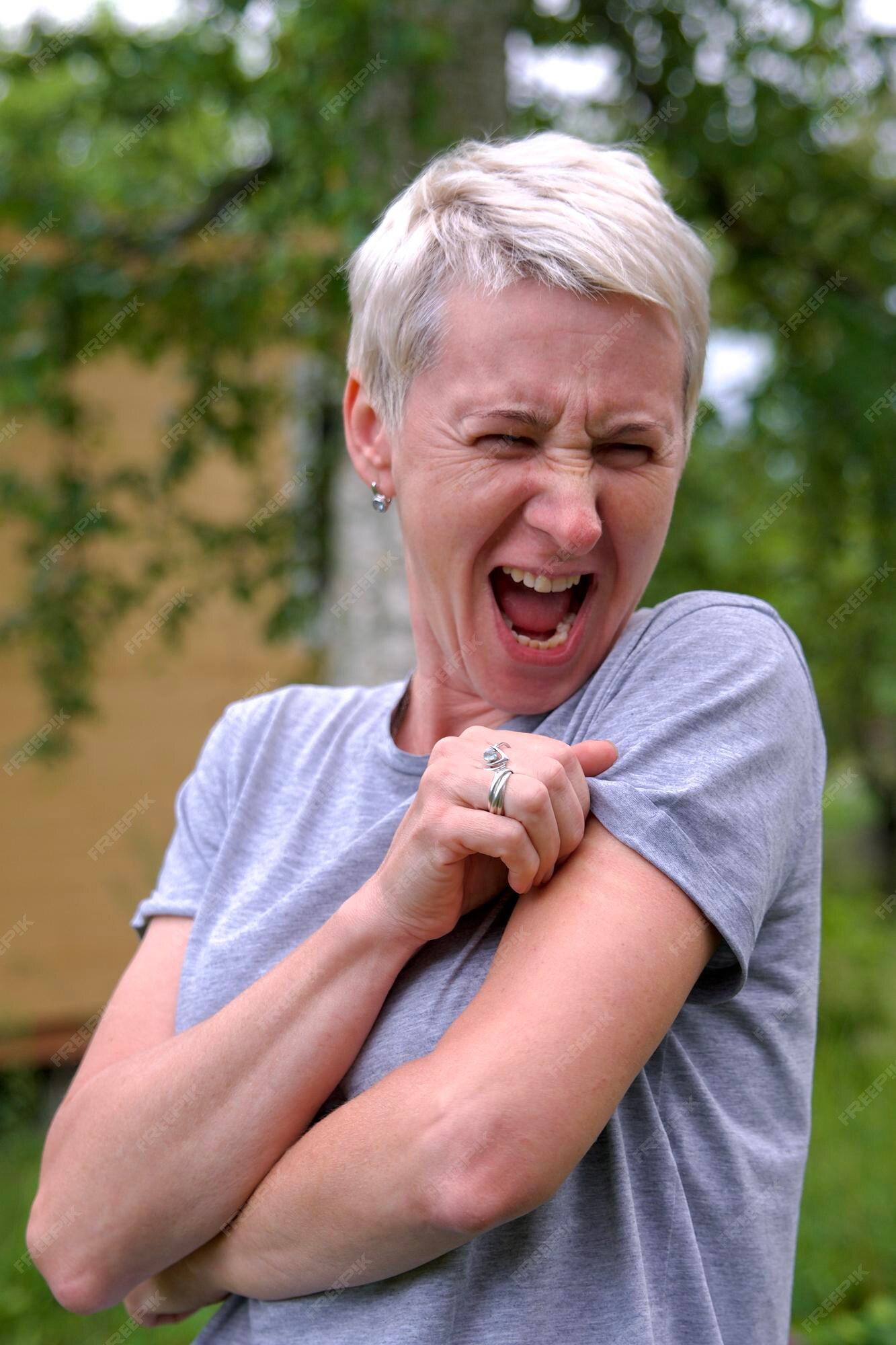 Premium Photo An Adult Woman Suffers From An Insect Bite On The Street In Nature Her Skin Itchs