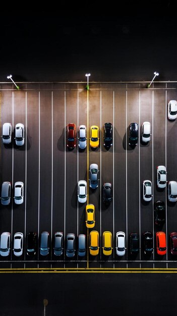 駐車場に駐車している多くの車の空中夜景 ⁇ 駐車場の線と標識 ⁇ プレミアム写真