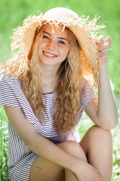 Premium Photo Attractive Young Blond Woman Outdoor Closeup Portrait