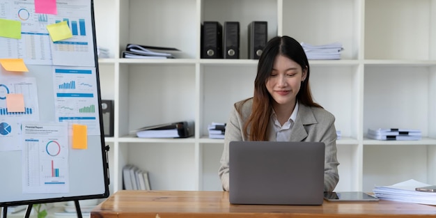 Premium Photo | Beauitul young business asian woman working using ... Premium Photo | Beauitul young business asian woman working using ...