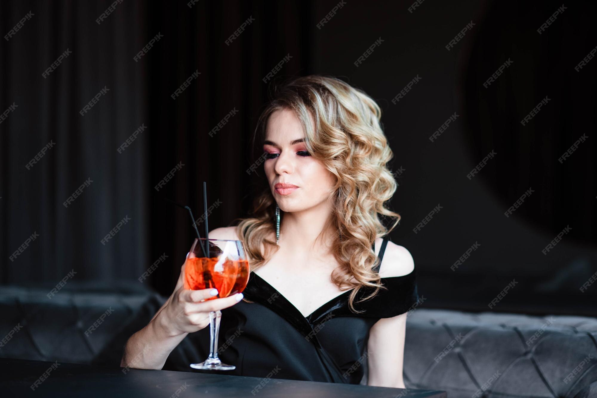 Premium Photo Beautiful Blonde Young Girl Holding An Aperol Spritz