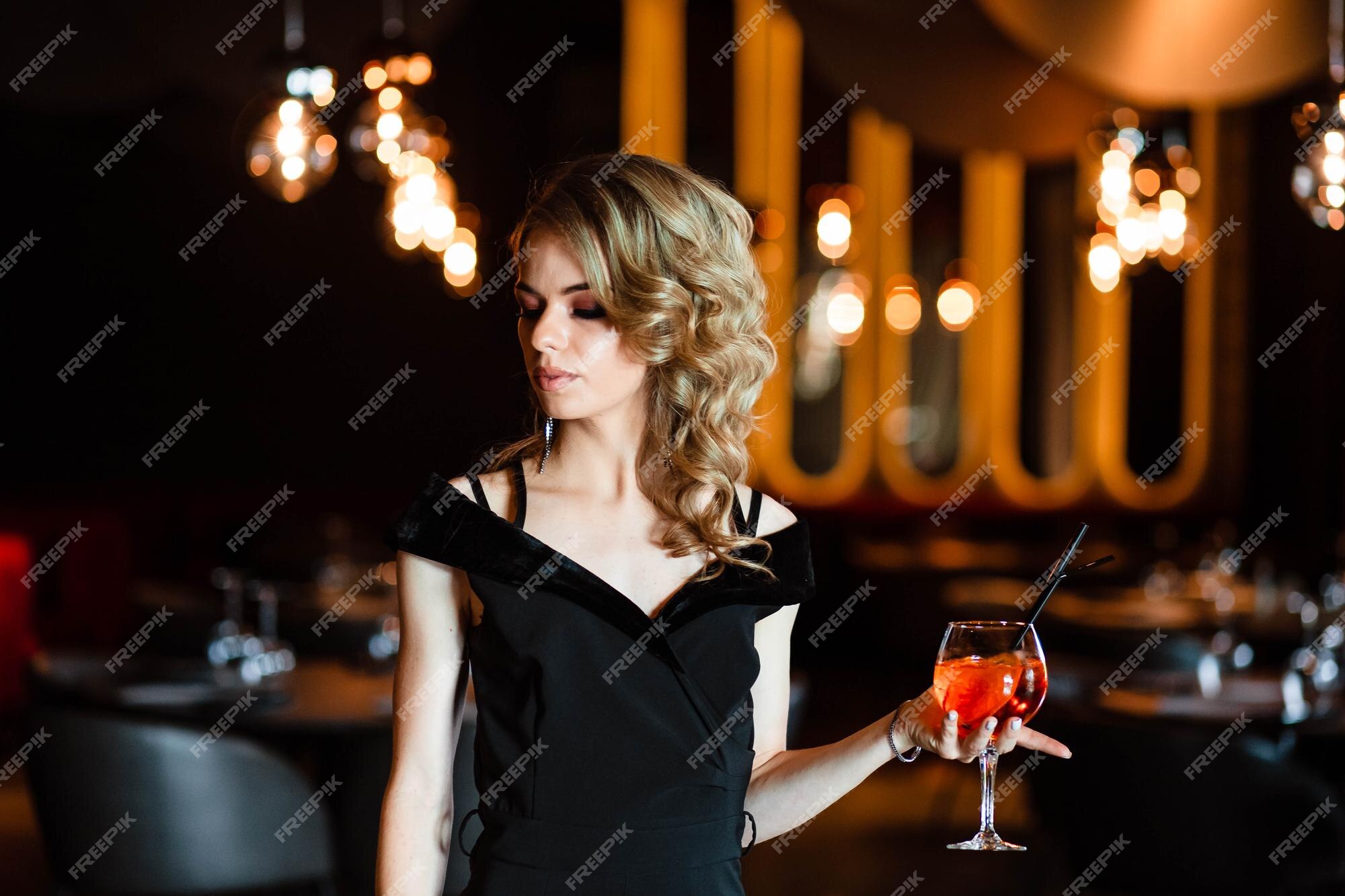 Premium Photo Beautiful Blonde Young Girl Holding An Aperol Spritz
