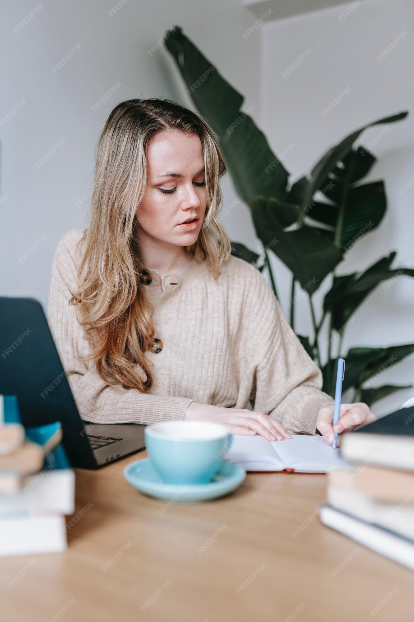 Premium Photo Beautiful Young Woman Working Using Computer Laptop