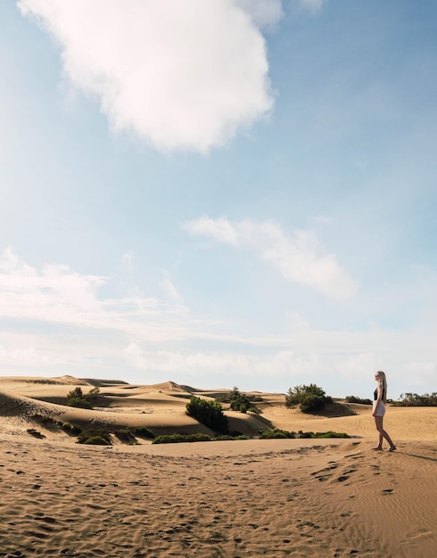 Premium Photo Blonde Woman In The Dunes Desert In A Sunny Day