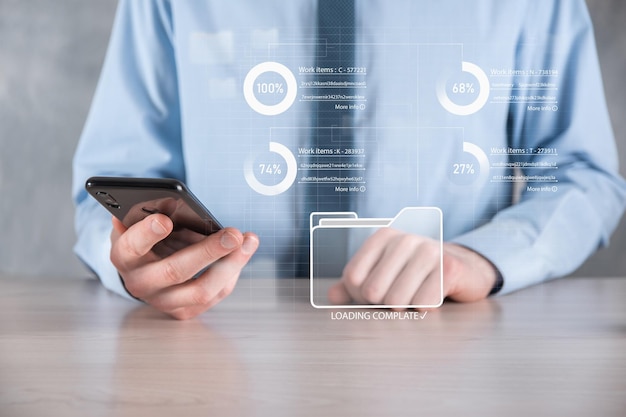 비즈니스 개발자는 혁신을 보여주는 가상 현대 컴퓨터에서 보드 프레임워크를 사용하여 민첩한 소프트웨어 개발 린 프로젝트 관리 도구