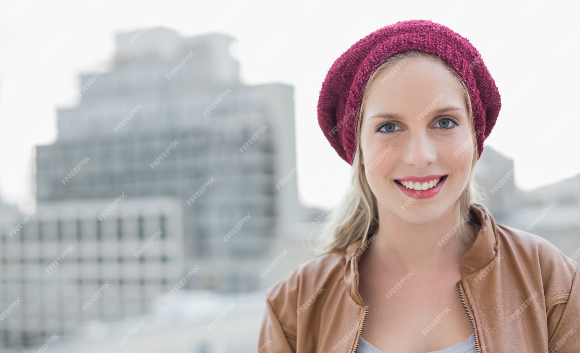 Premium Photo Cheerful Casual Blonde Posing Outdoors