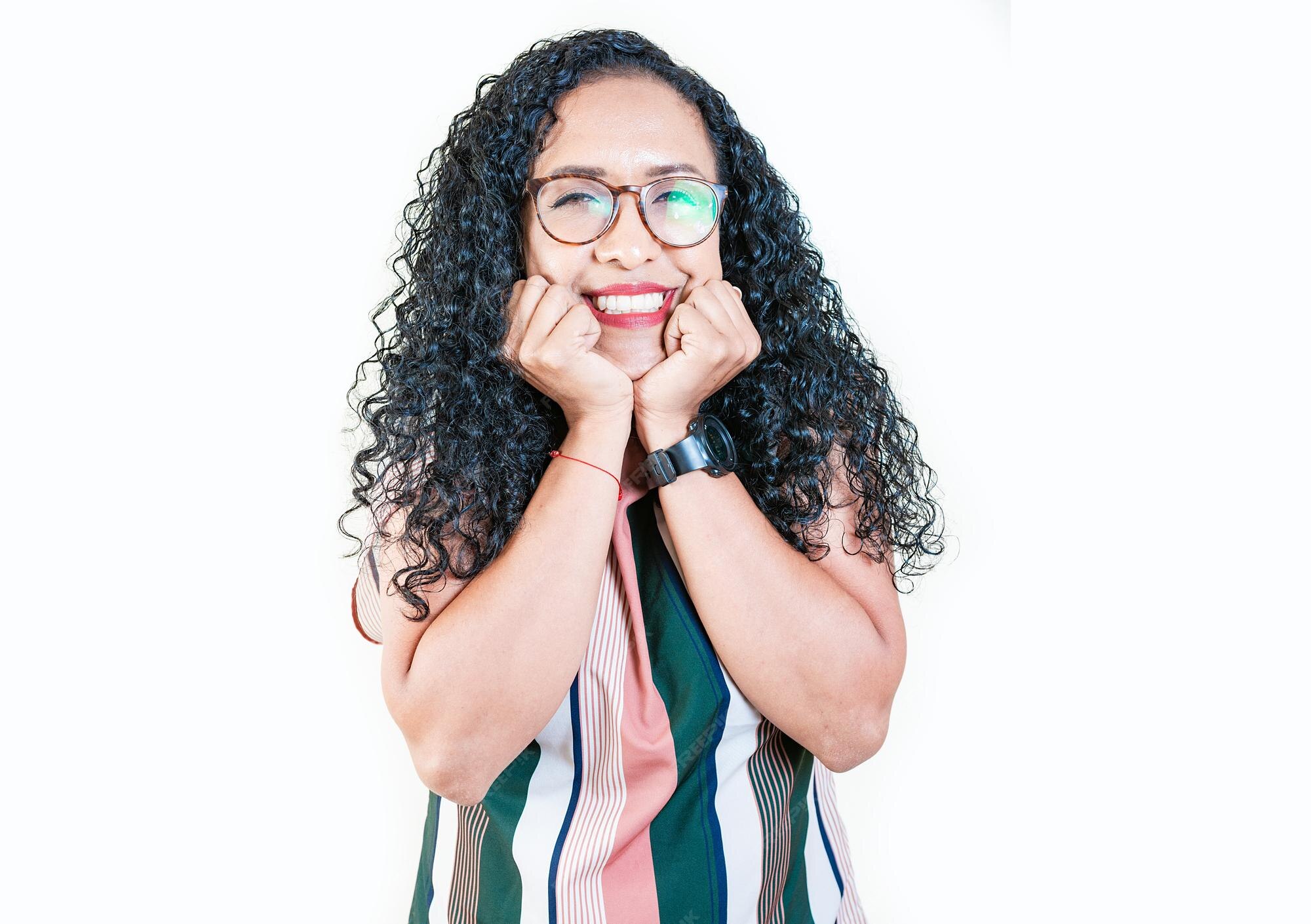Premium Photo Cheerful And Friendly Afro Young Woman Looking And