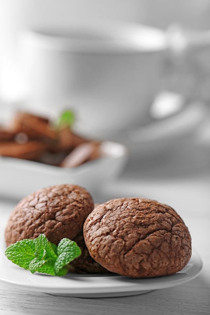 Premium Photo | Chocolate chip cookie in plate with mint closeup Premium Photo | Chocolate chip cookie in plate with mint closeup
