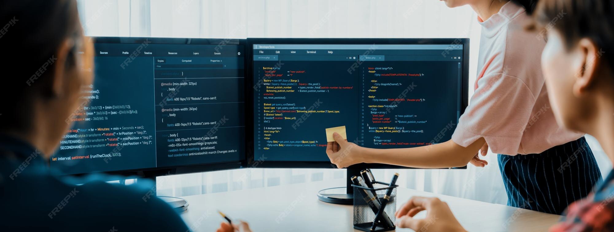 클로즈업 숙련된 젊은 여성 프로그래머가 프로그램 코딩을 제시하고 프로그래밍 아이디어를 공유하는 동안 매니저는 현대 사무실 회사