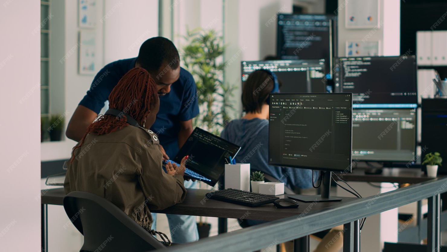 Premium Photo Database Developer Explaining Algorithm To Colleague Coder Pointing At Running