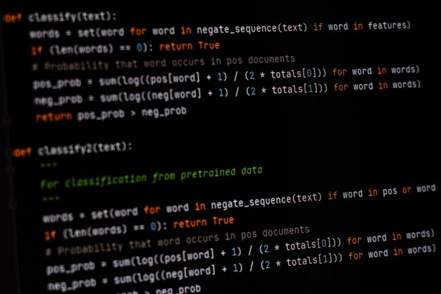 모니터 화면에 개발자 파이썬 자바 스크립트 Html Css 소스 코드 소프트웨어 개발자의 스크립트 작성 프로그램 코딩 프로그래머 편집 코드 배경입니다 기술 배경