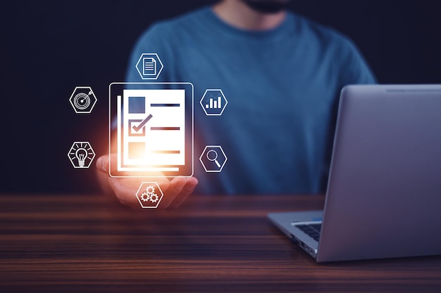 문서 관리 정보 시스템 개념 회사 Erp 문서 관리에서 문서 관리 정보 시스템 및 Erp 프로그램 데이터 디렉토리에 시각적 화면 인터넷을 사용하는 사업가 프리미엄 사진