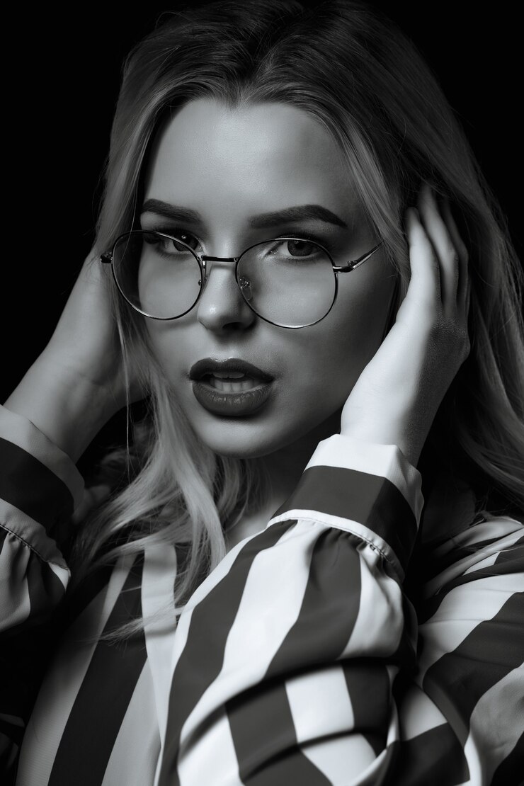Premium Photo Dramatic Portrait Of Seductive Woman Wears Glasses