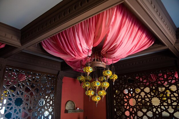 Een kroonluchter met kleurrijke ballen die aan het plafond hangen ... Een kroonluchter met kleurrijke ballen die aan het plafond hangen ...
