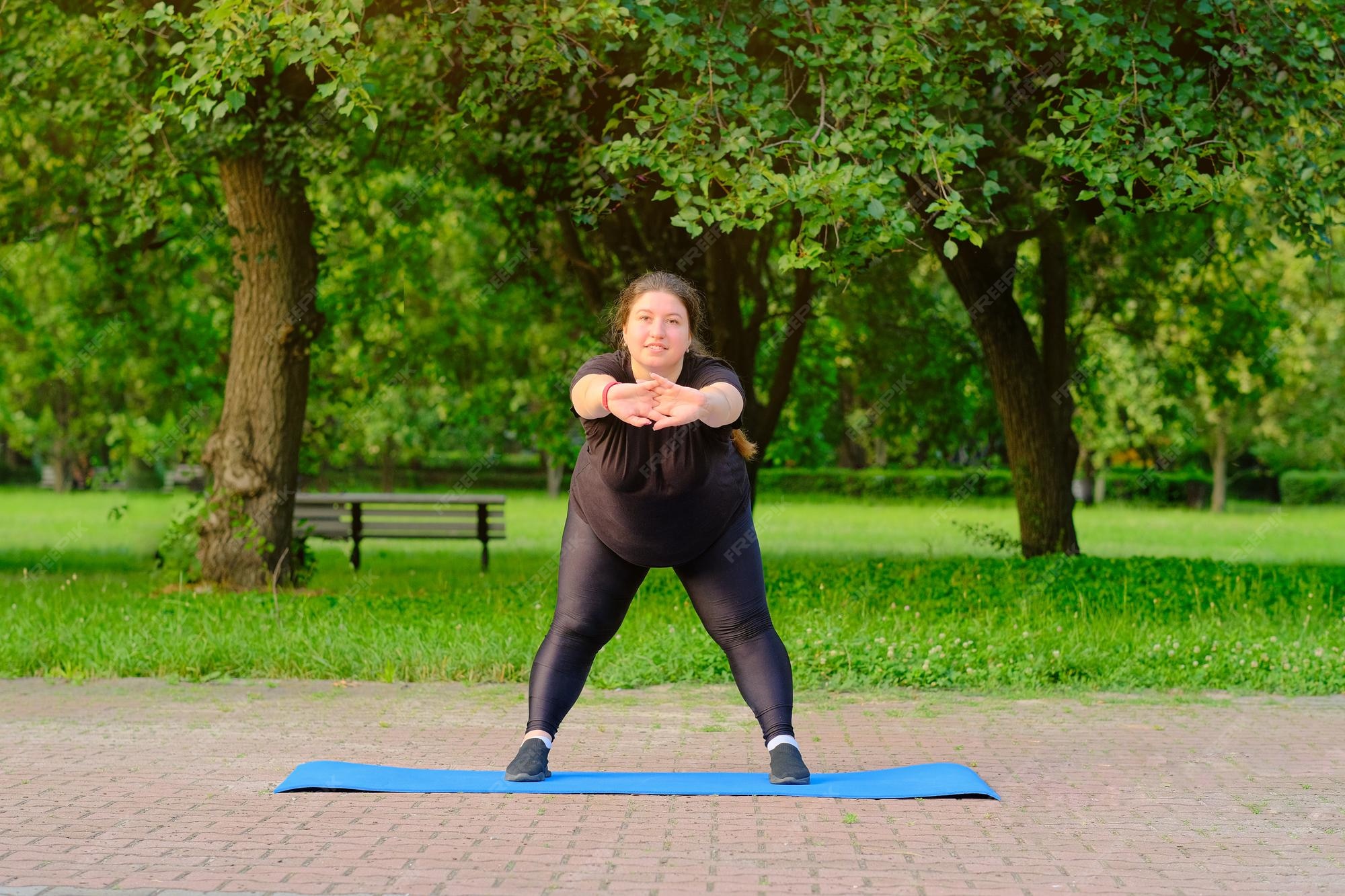 Premium Photo A Fat Girl Goes In For Sports On A Gymnastic Mat In The