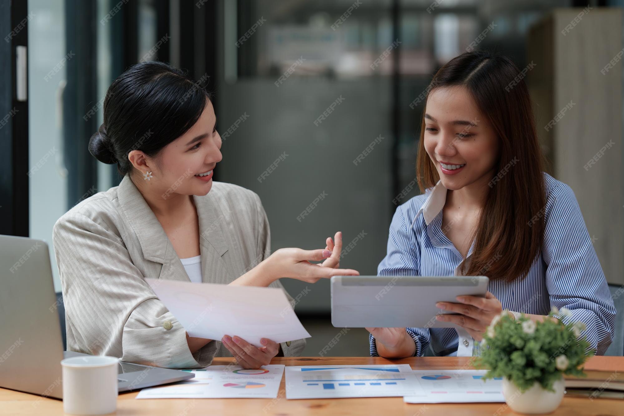 Premium Photo | Financial Analyst discussing with Investment Banker at ... Premium Photo | Financial Analyst discussing with Investment Banker at ...