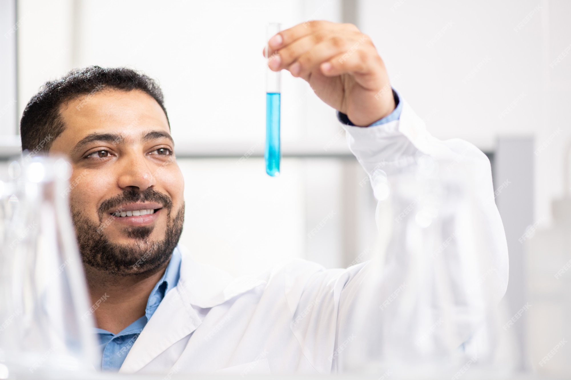 Premium Photo | Finding test solution in laboratory Premium Photo | Finding test solution in laboratory