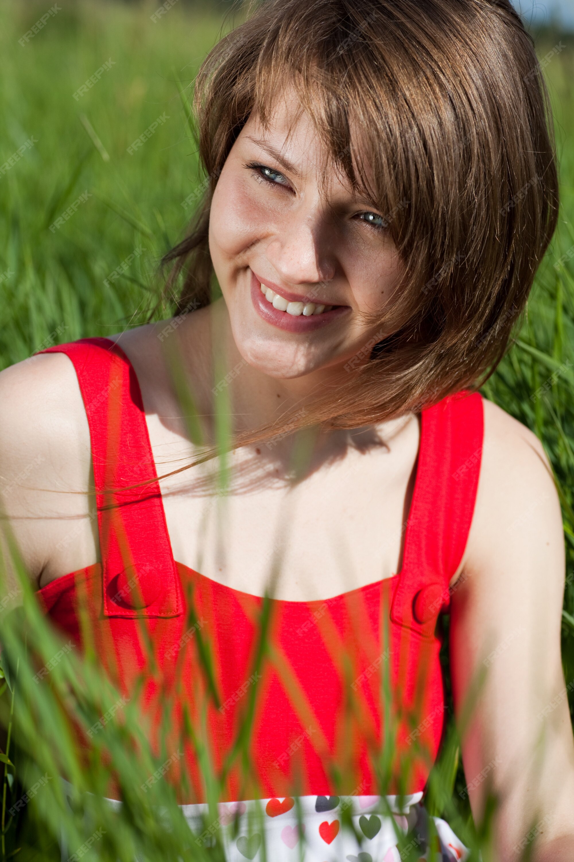 Premium Photo Girl Sitting In The Grass And Smiling
