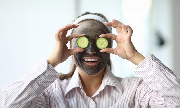 Premium Photo Girl With Cosmetic Mask On Face Cucumbers In Eyes