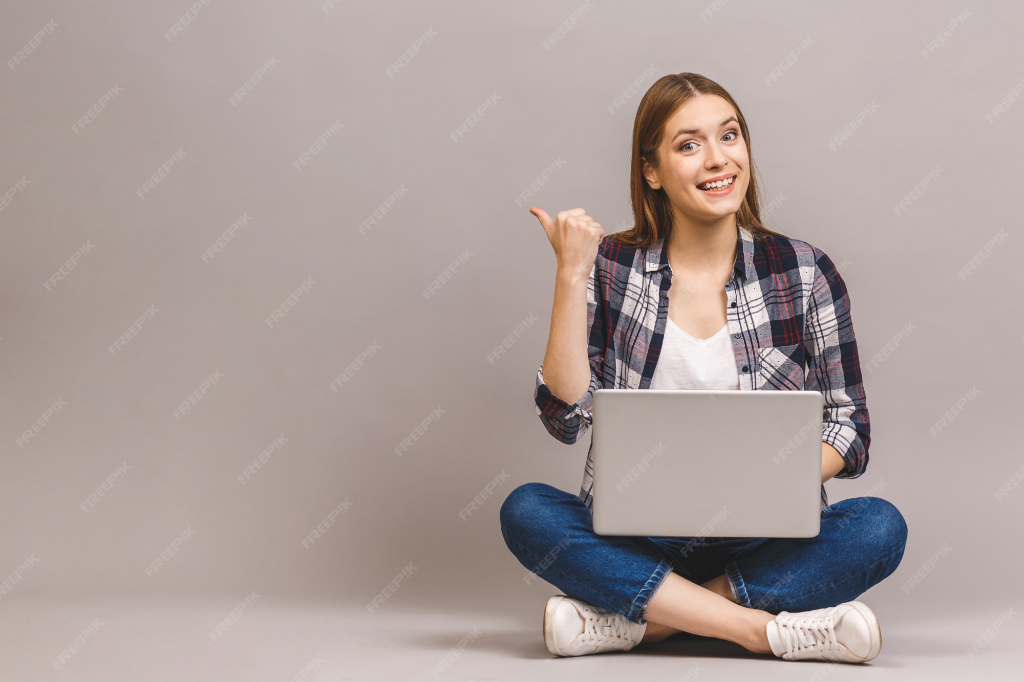 Premium Photo Happy Smiling Woman Working On Laptop Computer While