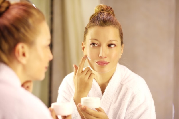 Premium Photo | Magic anti aging cream applying the cream Premium Photo | Magic anti aging cream applying the cream