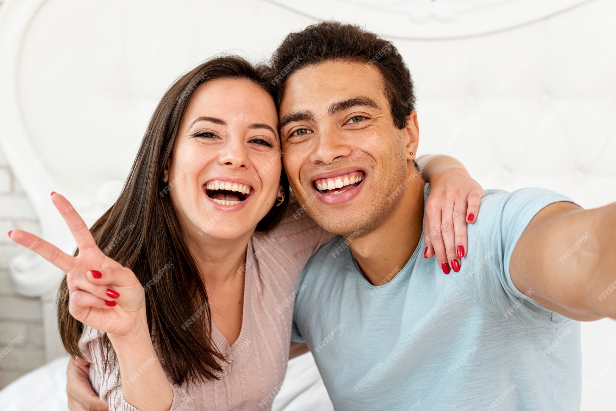 Premium Photo Medium Shot Smiley Couple Taking A Selfie
