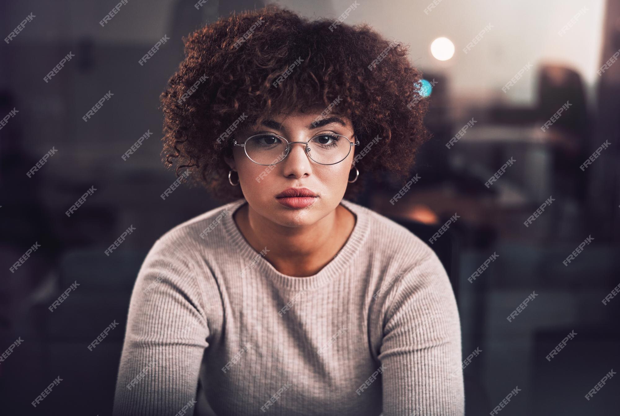 Premium Photo Night Office And Focus Of Black Woman Programmer