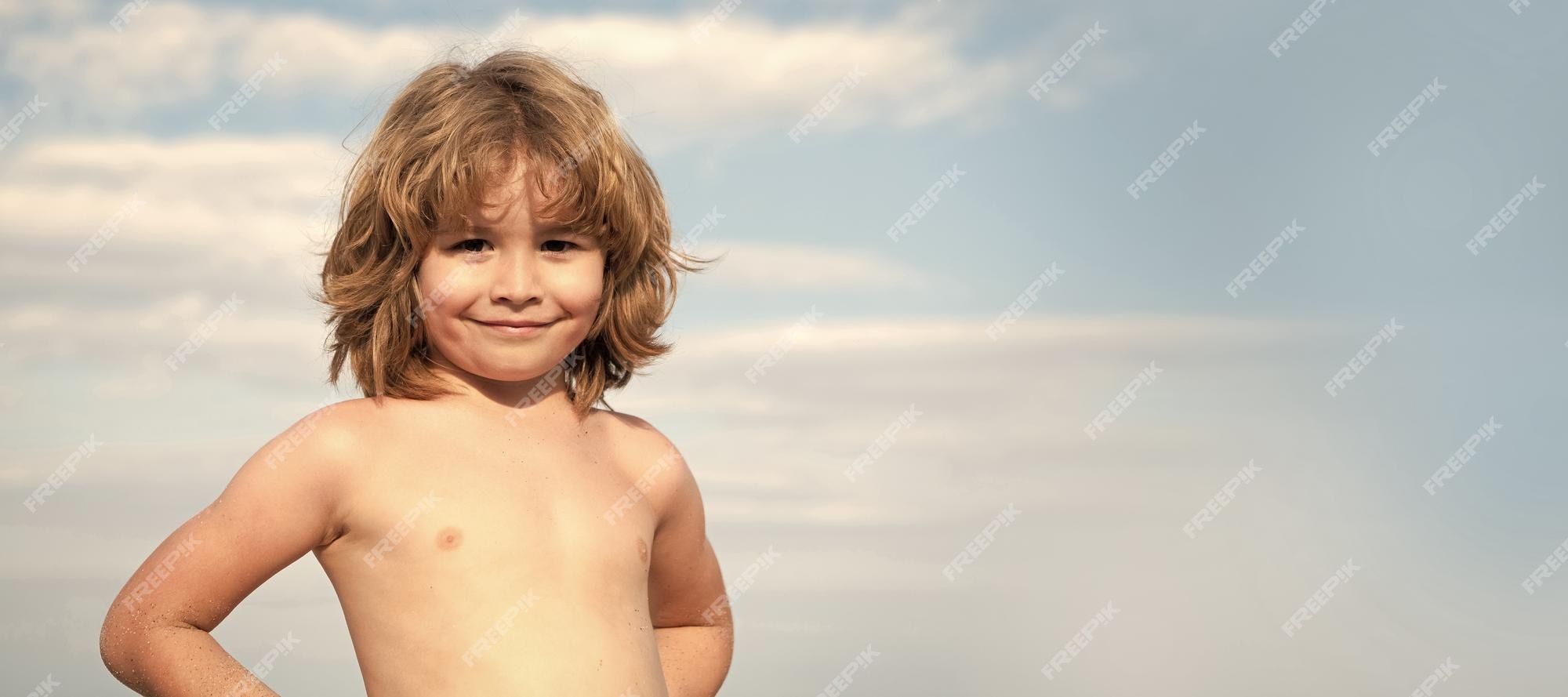 행복한 벗은 아이 웃는 여름 야외 하늘 배경 소년의 초상화 수평 포스터 디자인 웹 배너 헤더 복사 공간 | 프리미엄 사진 행복한 벗은 아이 웃는 여름 야외 하늘 배경 소년의 초상화 수평 포스터 디자인 웹 배너 헤더 복사 공간 | 프리미엄 사진