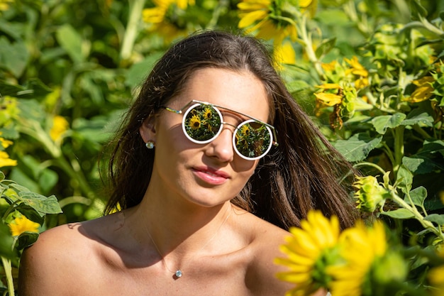 Premium Photo Pretty Sensual Young Brunette In Sunglasses In A Field